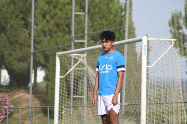 HOW TO BECOME A PROFESSIONAL FOOTBALLER